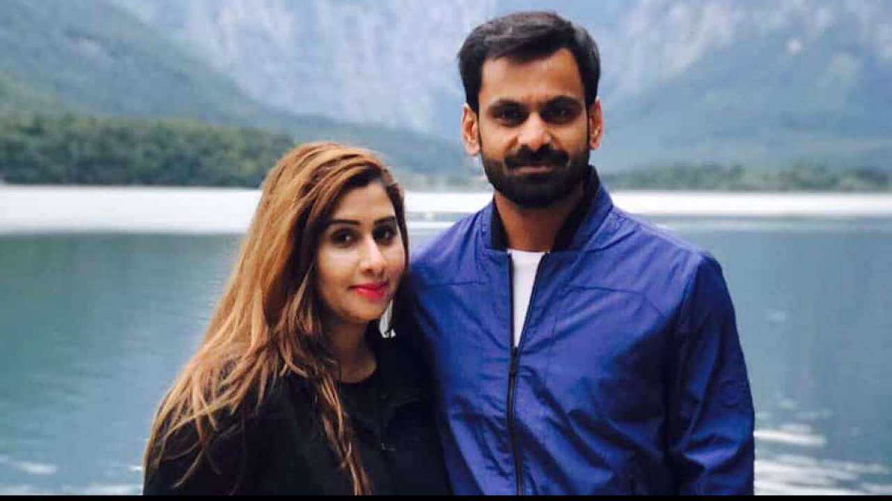 Mohammad Hafeez With His Wife