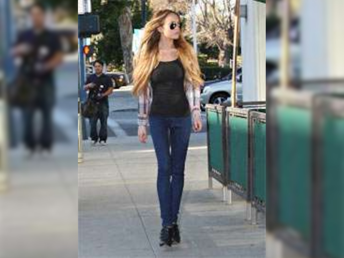 Single Lindsay Lohan spotted looking painfully skinny