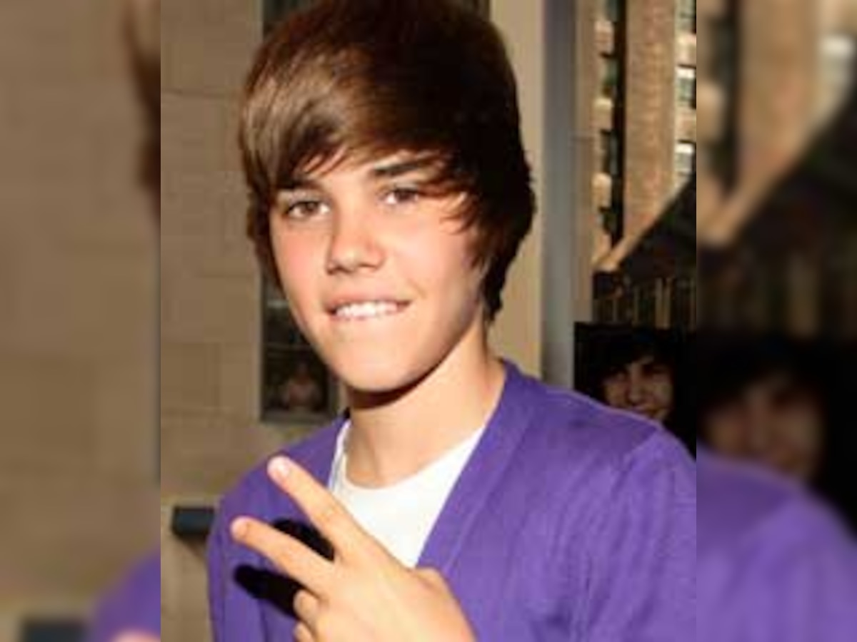 Justin Bieber apologises for middle-finger salute