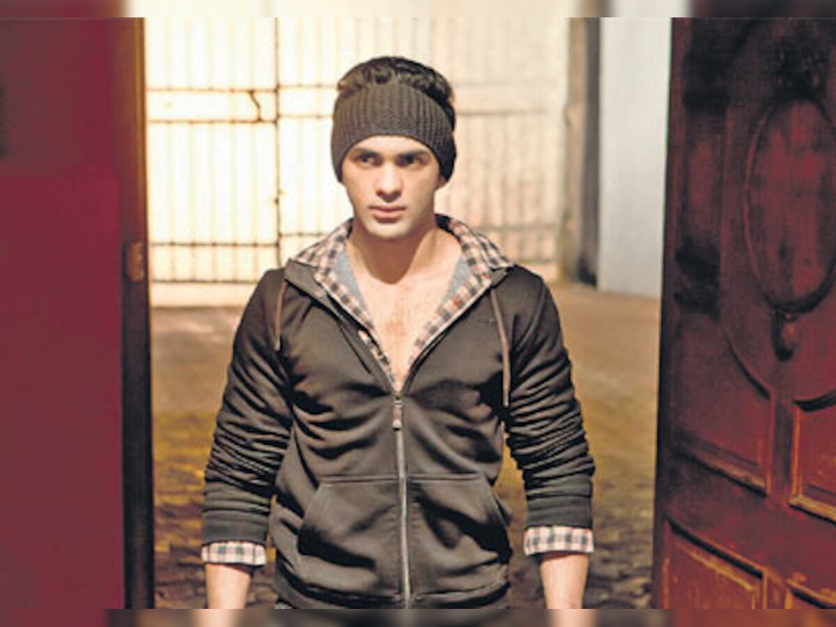 Newcomer Taaha Shah debuts with a difference in 'Luv Ka The End'