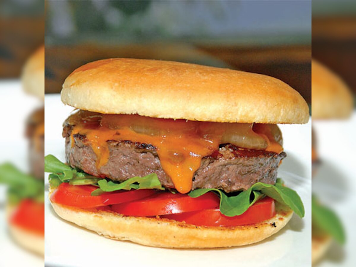 First taste of test-tube burger declared 'close to meat'