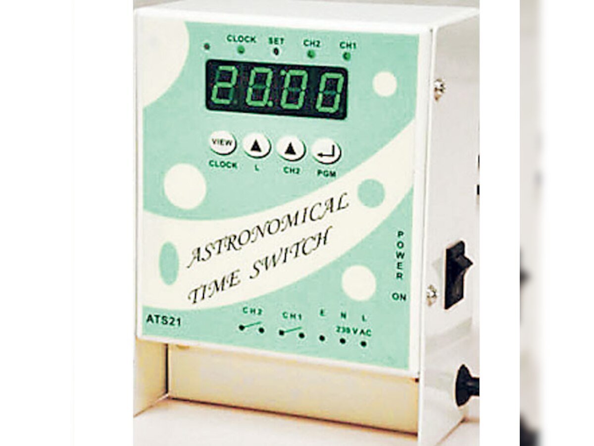 Astronomical clocks in street lights!