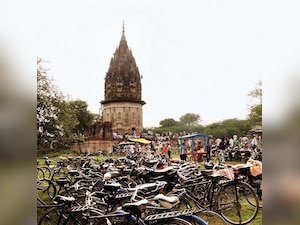 Following his dream, seer Shobhan Sarkar tries to dig up gold at Unnao fort