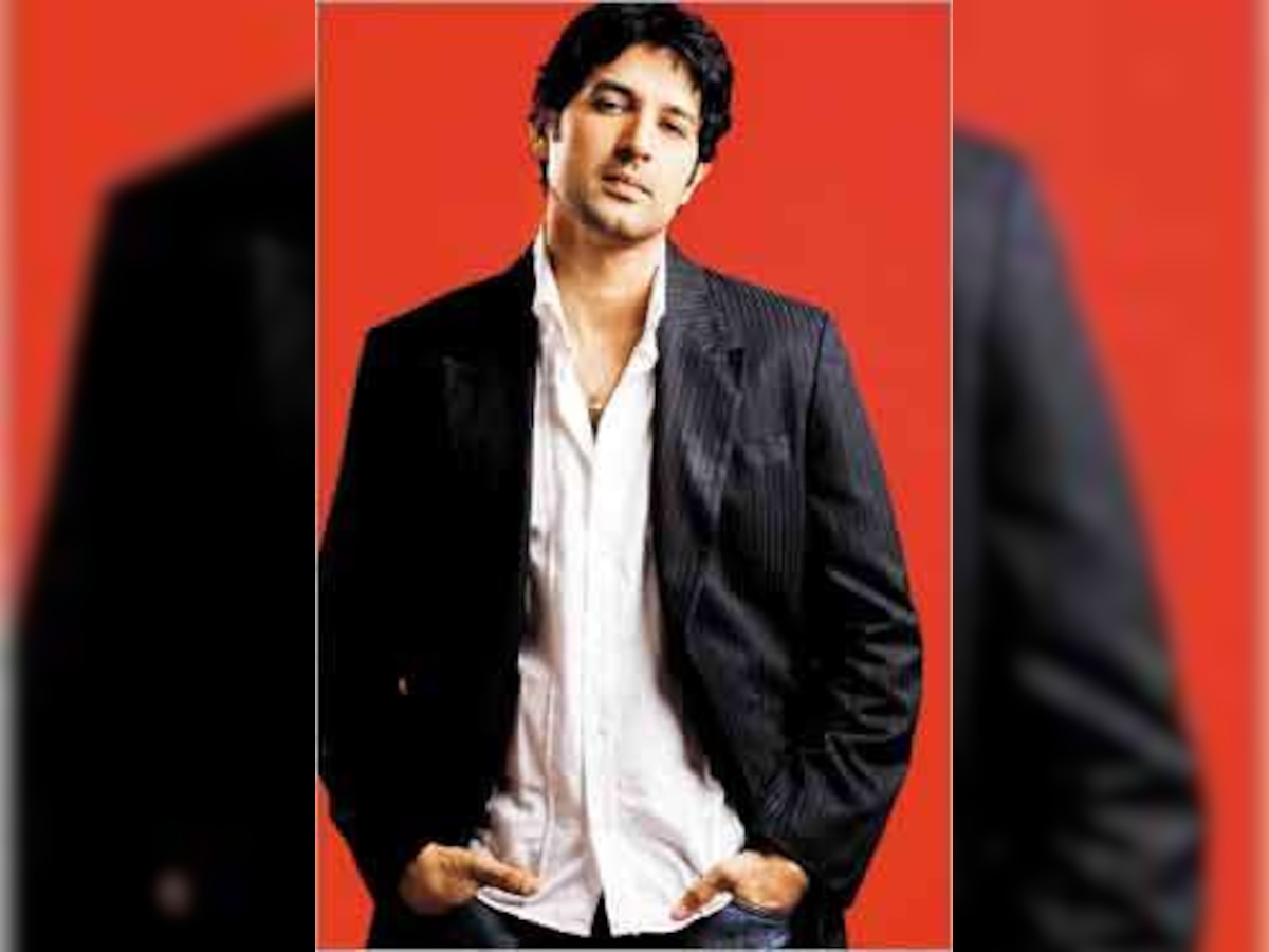 Shamin Desai and Khalid Siddiqui get into a scuffle!