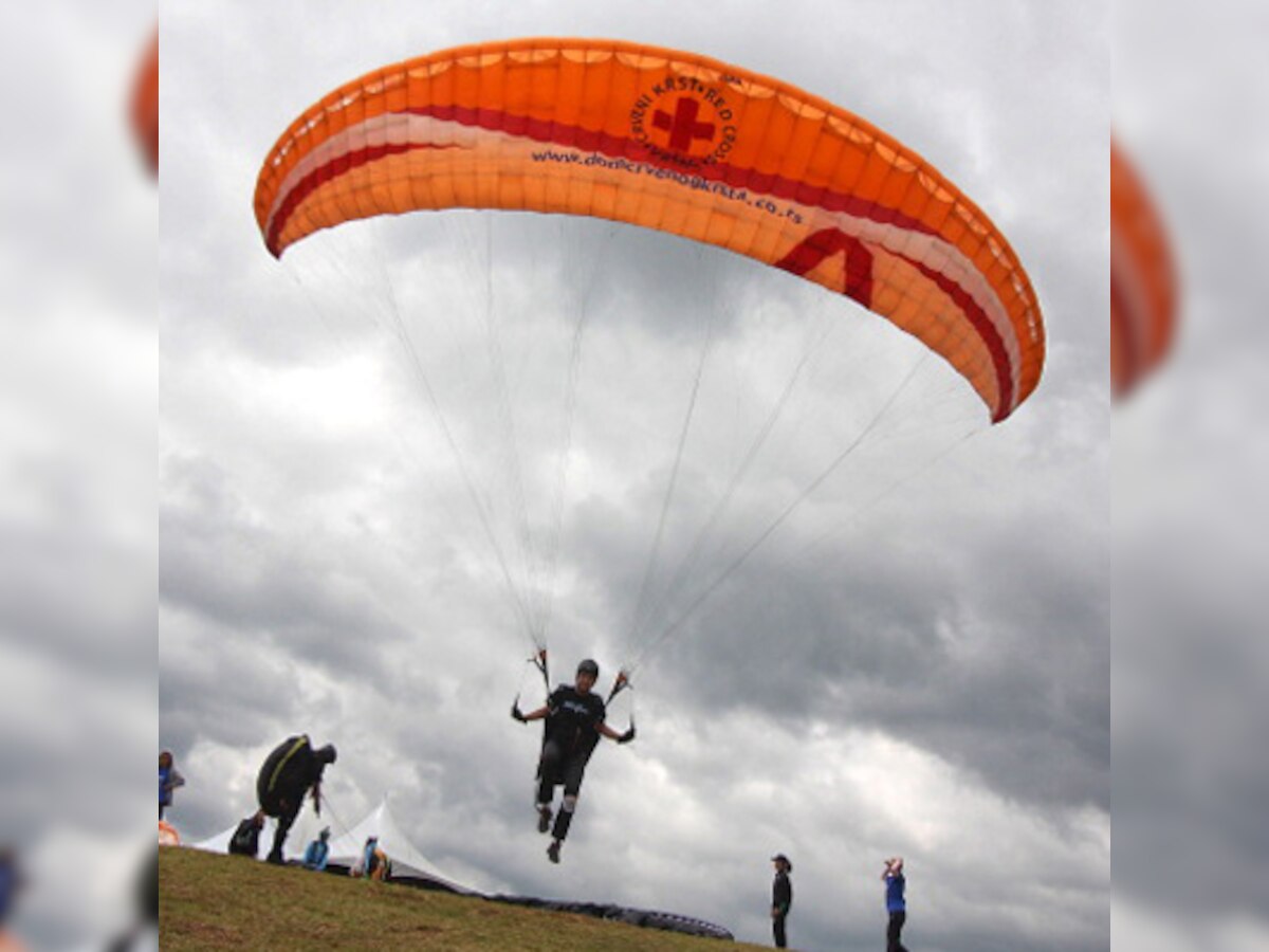 Parachutist sets new world record with 14,000ft 'bed sheet' jump