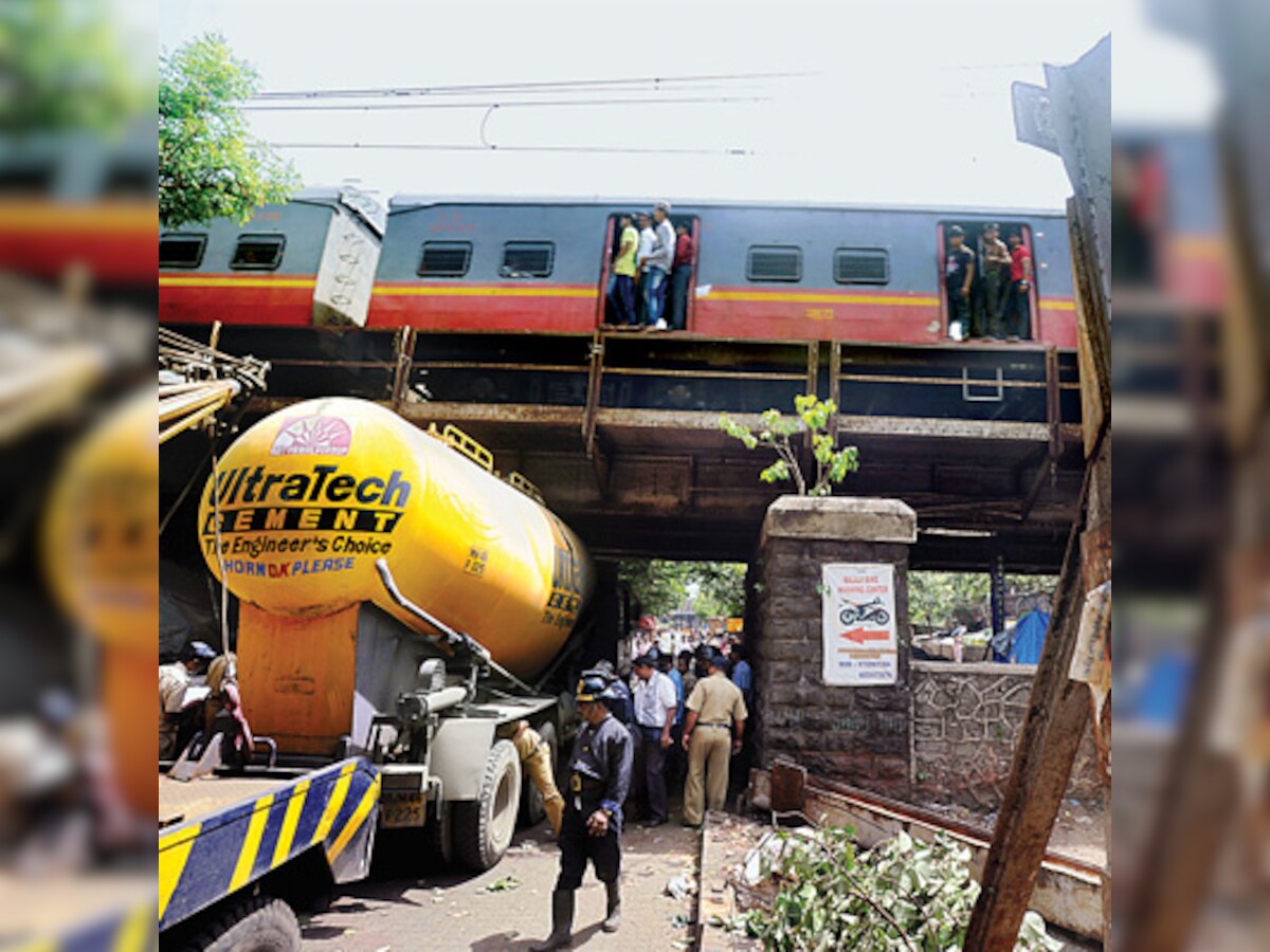 Traffic snarls as heavy vehicle gets stuck below Matunga railway bridge ...
