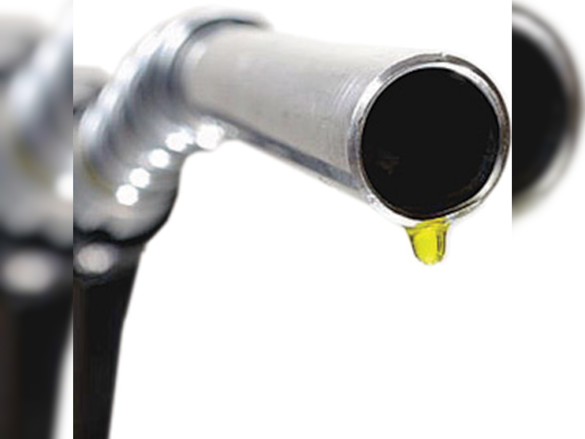 Why do fuel prices vary across different petrol pumps in India?