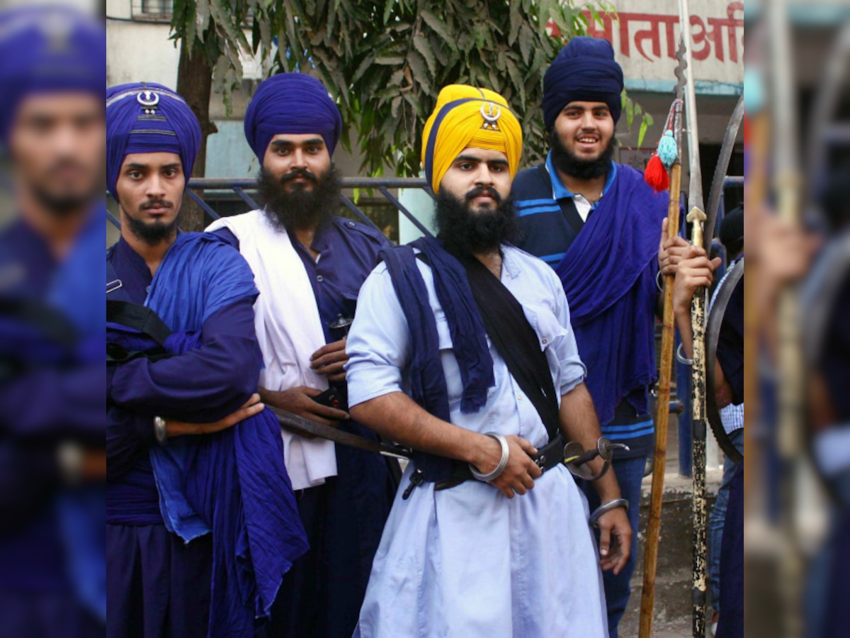 6 hurt as rival Sikh groups clash