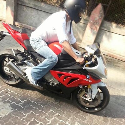 Shah Rukh Khan learns to ride sports bike, spotted on the streets of ...