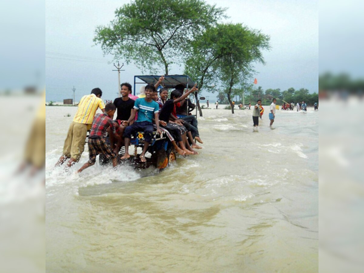 Heavy rains in West Bengal , Odisha as cyclone Komen nears