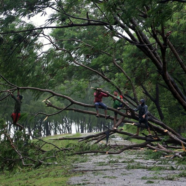 Cyclone Komen hits Bangladesh coast; heavy rains in Bengal, Odisha