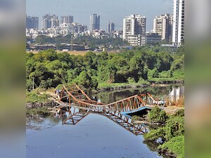 Locals demand probe into Malad bridge collapse