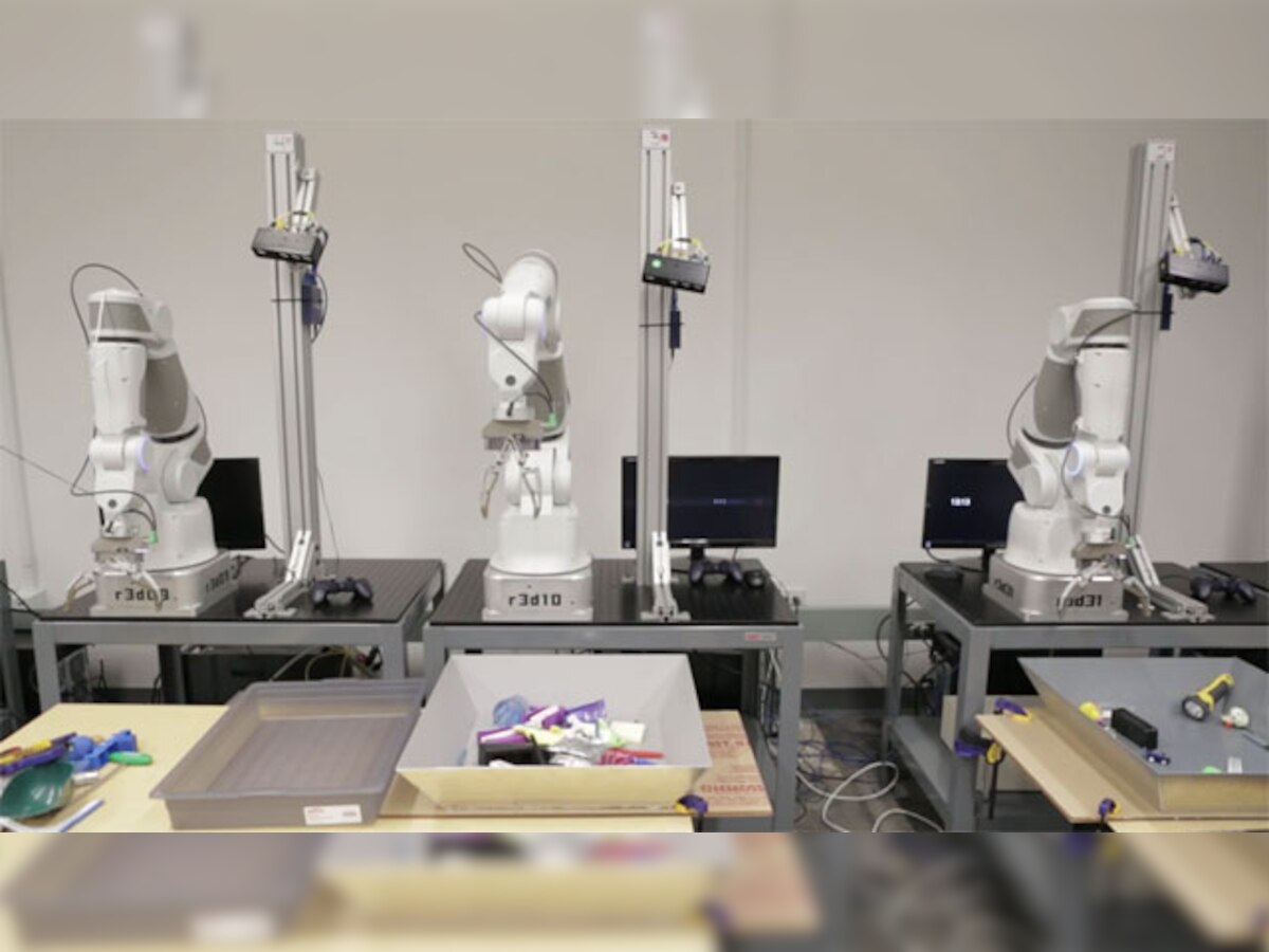 Watch: Google researchers build robotic arms that ‘teach’ themselves to ...