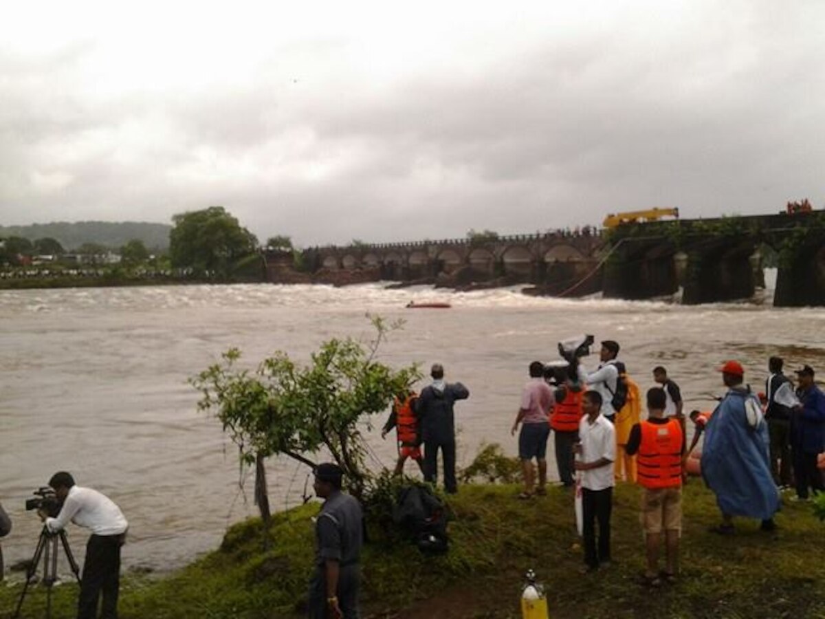 300kg magnet used to trace drowned vehicles post Mahad bridge collapse