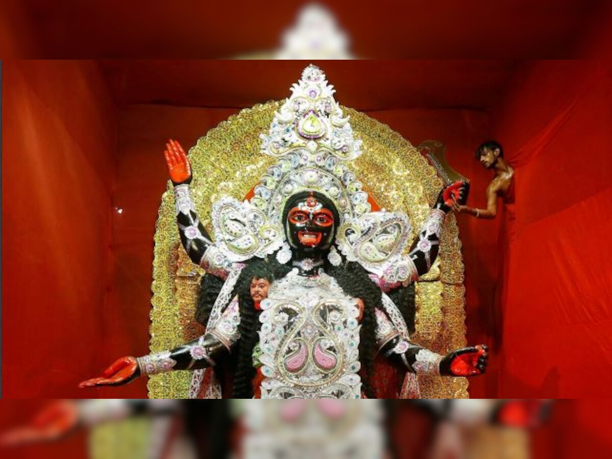 Intermittent rains fail to dampen Kali puja, Deepavali spirits in Bengal