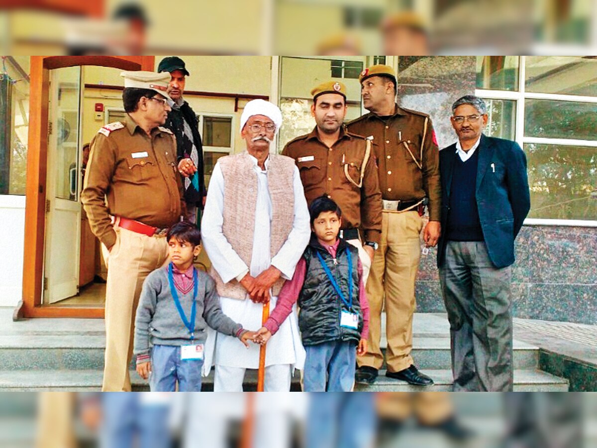 Delhi police reunite two missing kids with their family