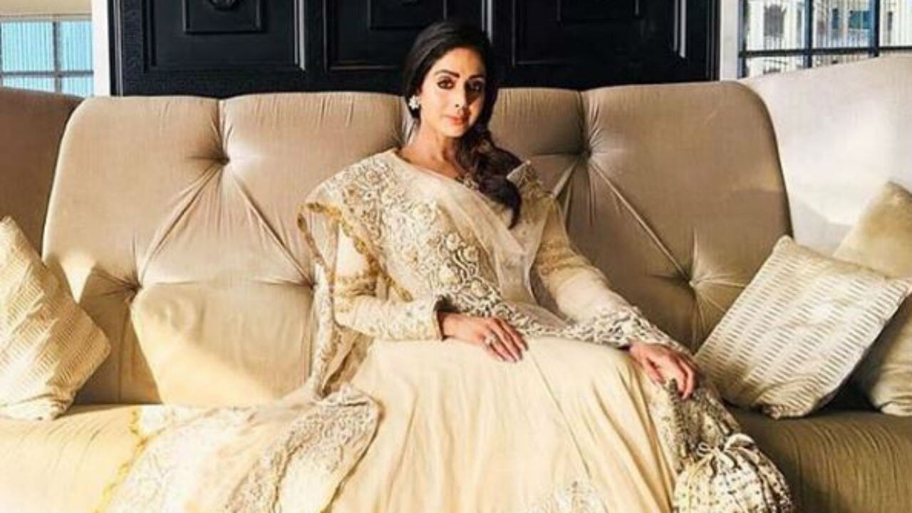 In Pics: Thousands of fans gather to catch last glimpse of superstar ...