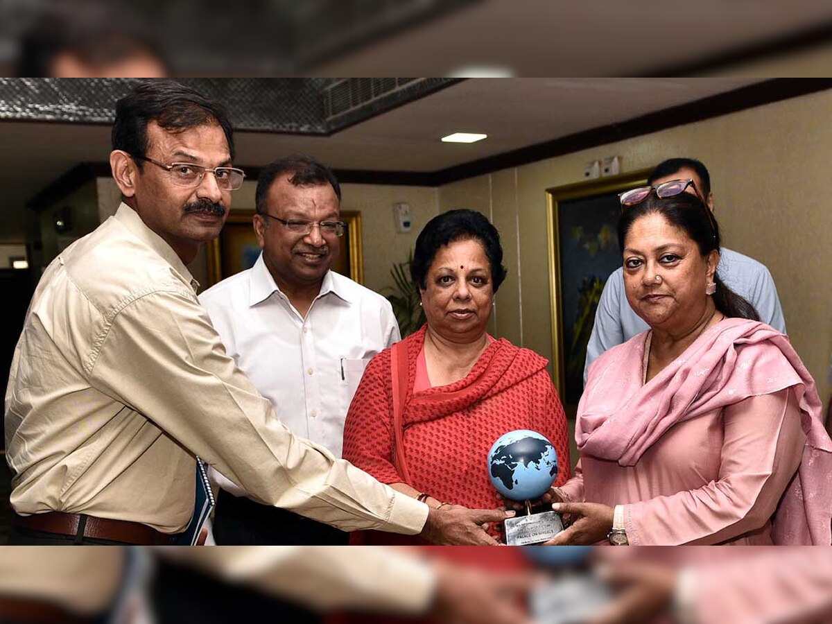 PATWA award for Palace on Wheels presented to CM Vasundhara Raje