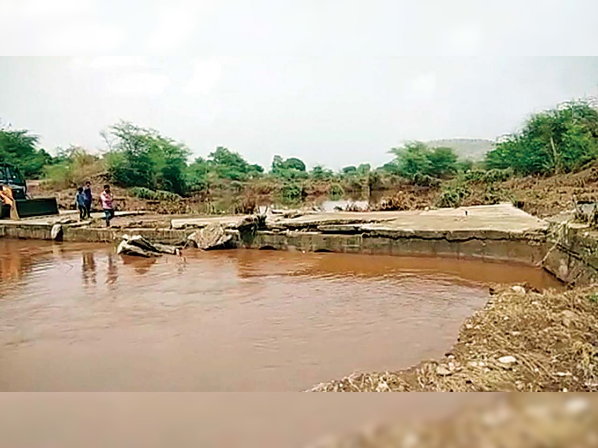 Gujarat: Heavy rain damages a bridge in Bhiloda