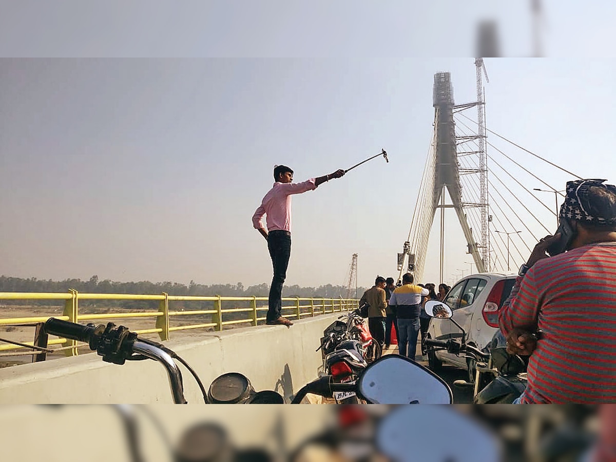 Selfies turn Signature bridge into a noose, chokes traffic artery severely