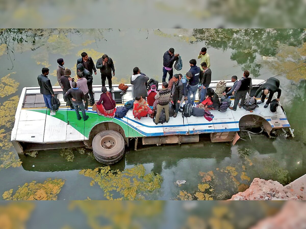 Bus plunges into drain in Chaksu