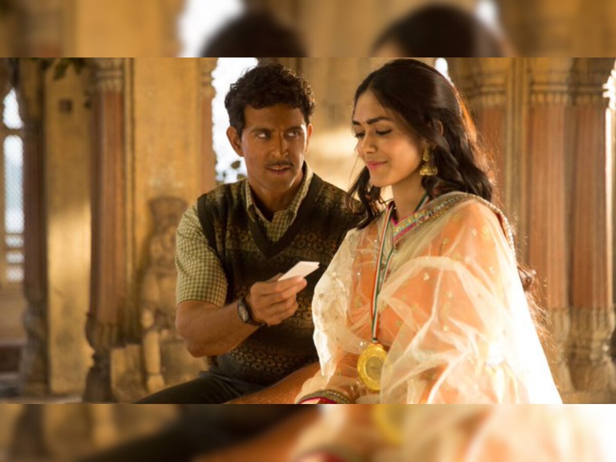 'Super 30': Hrithik Roshan leaves Mrunal Thakur blushing in the new ...