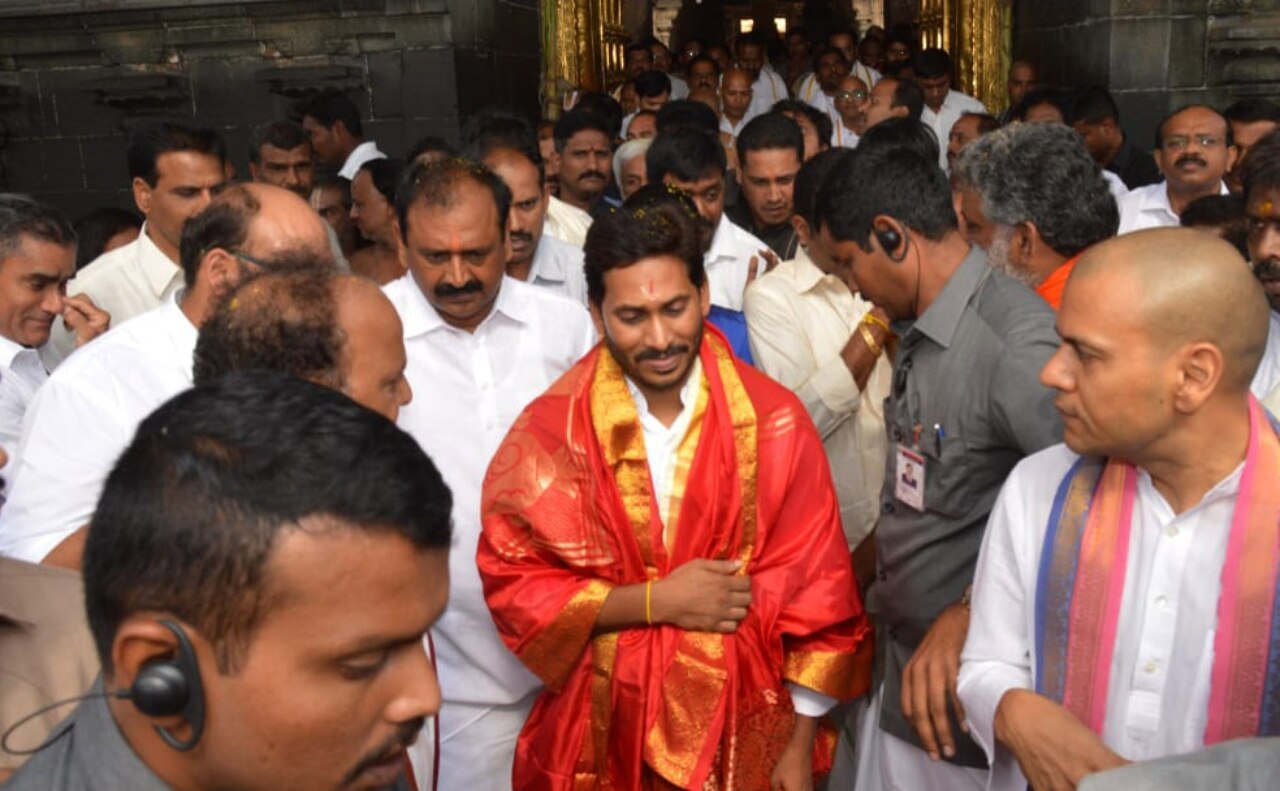 YS Jaganmohan Reddy offers prayers at Lord Venkateswara temple