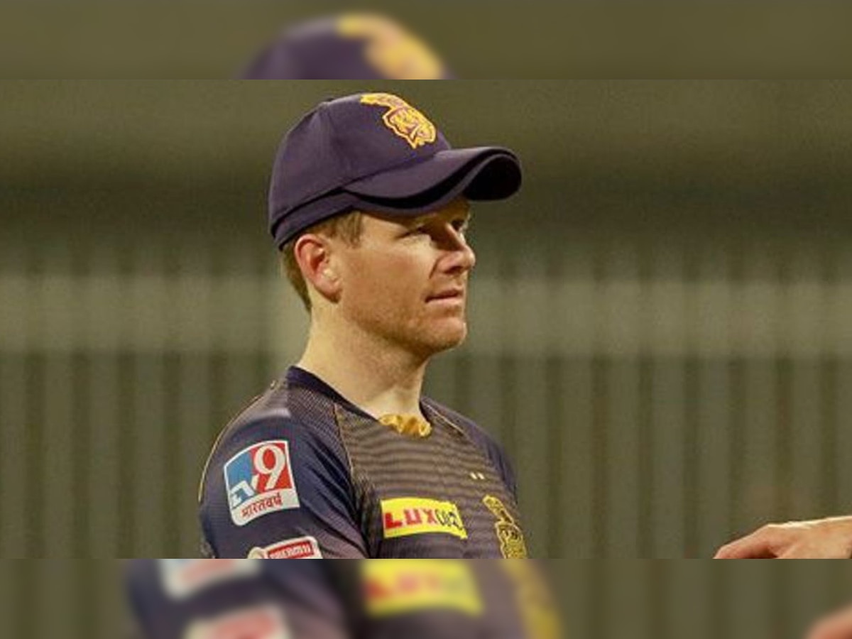 Why are cricketers wearing two caps on the field in IPL 2020?