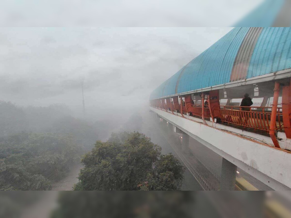Weather update: Dense fog engulfs Delhi, air quality remains 'very poor'