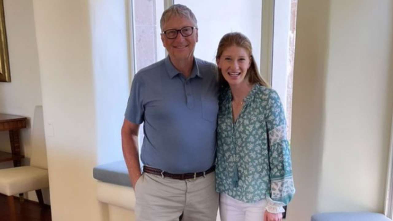 Bill Gates and Melinda Gates daughter Jennifer spotted using iPhone ...
