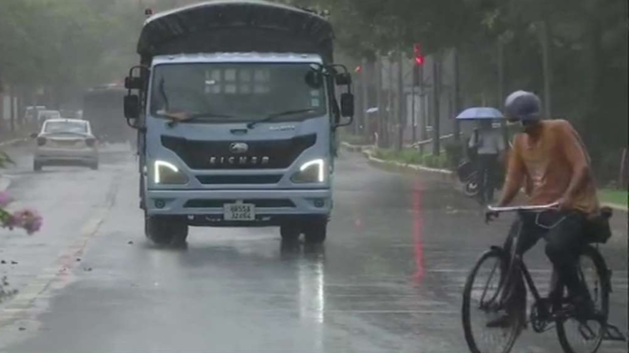 Rain Lashes Parts Of Delhi Ncr Brings Respite From Heatwave