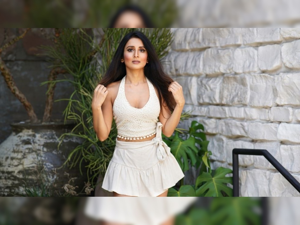 Demi Mann Flaunts Her Stunning looks with a breathtaking style and elegance