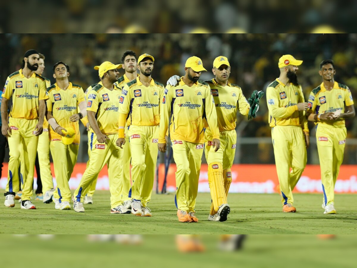 Crowd cheers outside MS Dhoni-led CSK's hotel at midnight, watch the ...