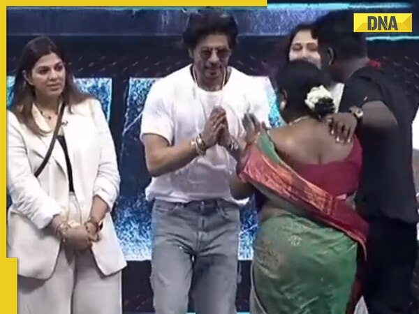 Shah Rukh Khan bows down to Atlee's mother at Jawan's pre-release event ...