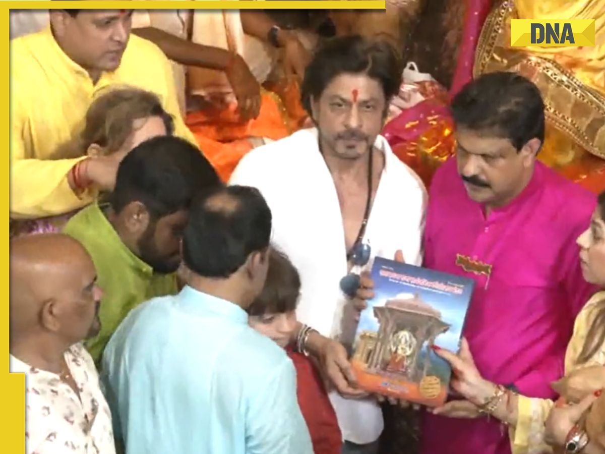Shah Rukh Khan shields AbRam as they seek blessing of Lord Ganesha at Lalbaugcha Raja, video ...