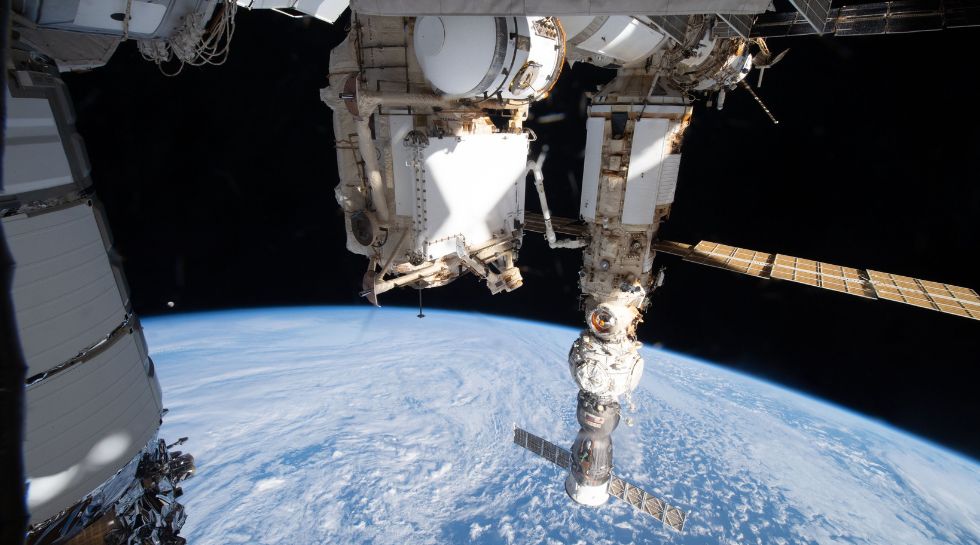 Space Station कैसे काम करते हैं? जानिए धरती के बाहर कैसे बसी हुई है यह ...