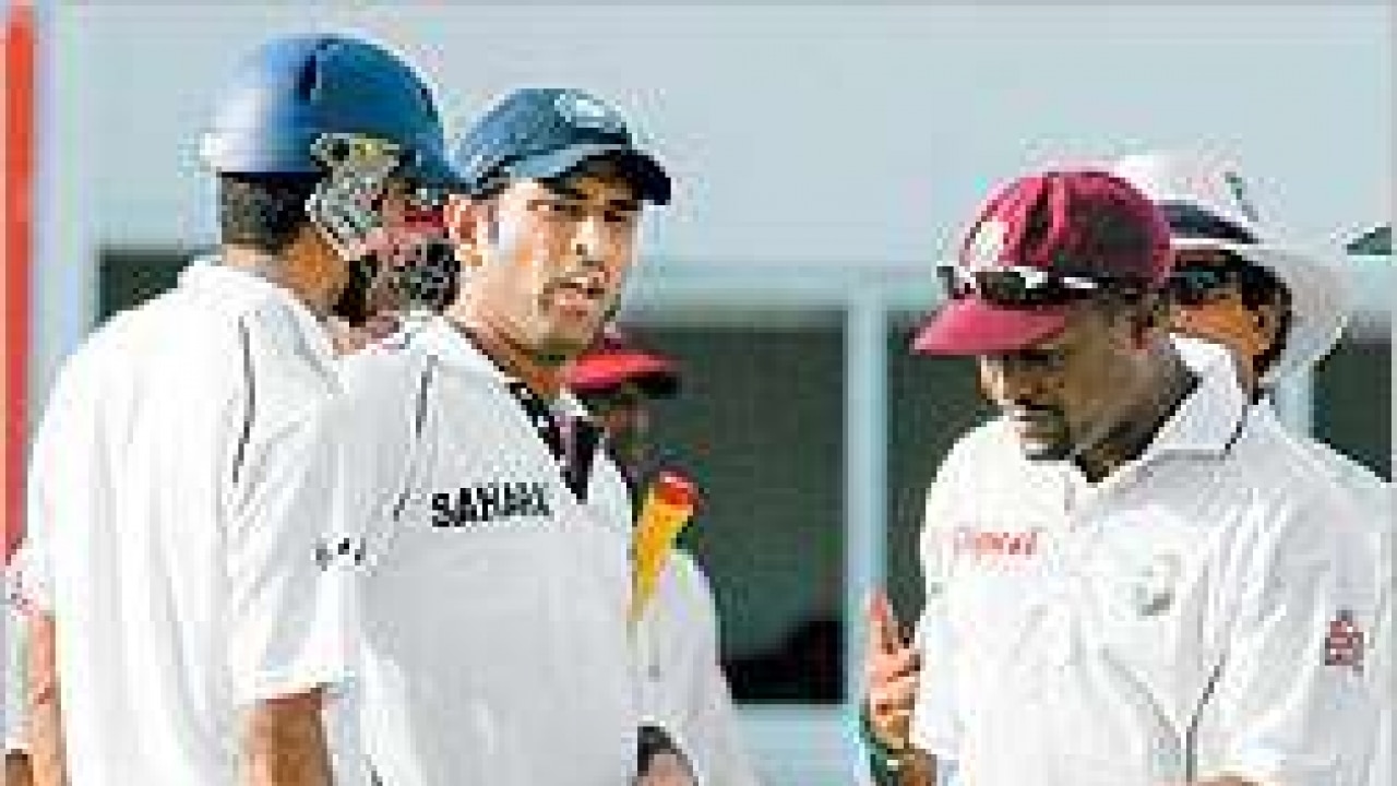 Lara asked me to walk, so I did: Dhoni