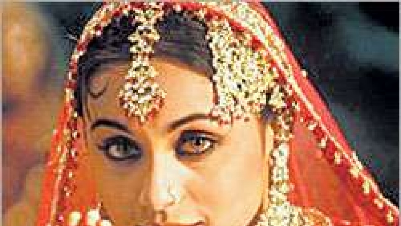 Now Rani gets ready to play a courtesan