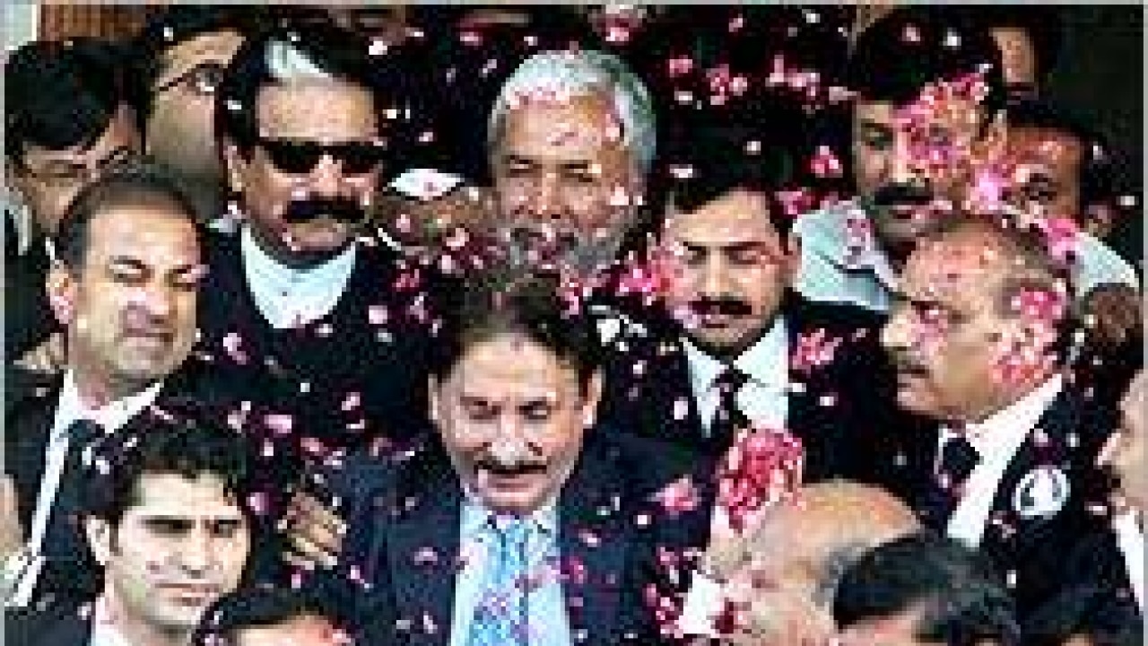 Pakistan's top judge leads rally