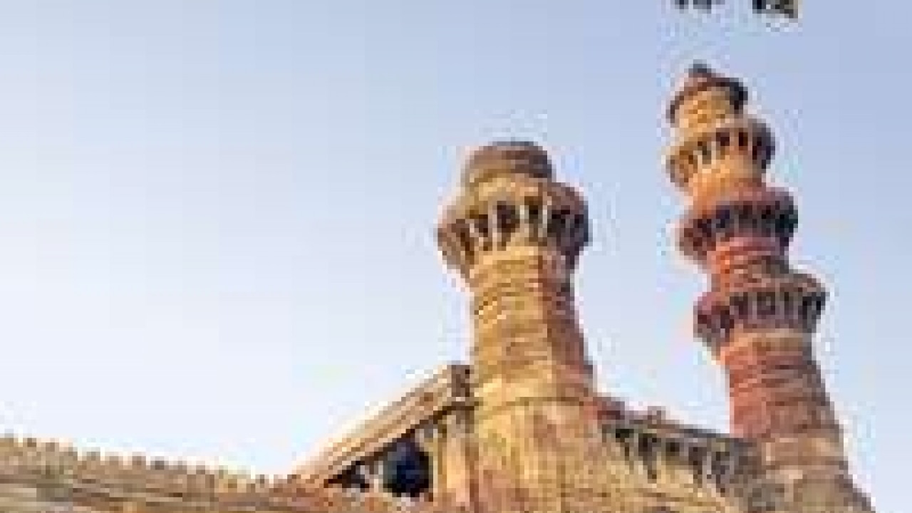 City’s iconic Jhulta Minara on verge of collapse