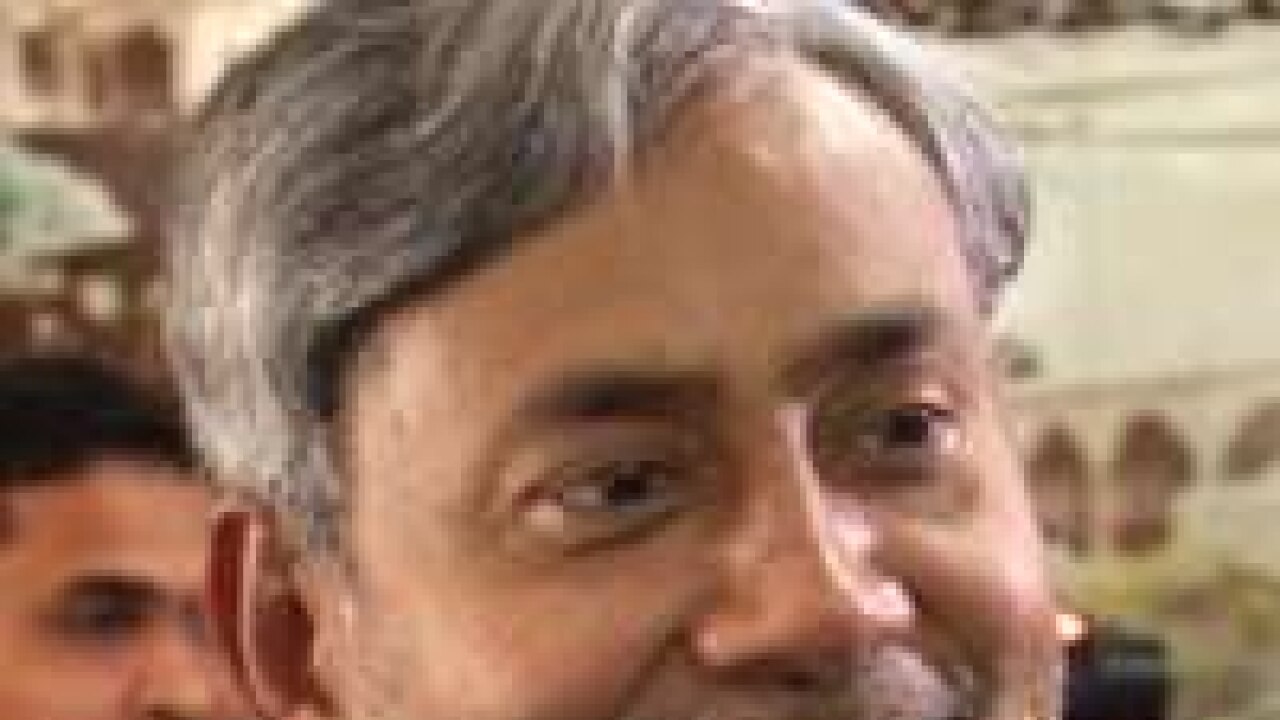 Nitish rides rickshaw to watch 'Slumdog Millionaire'