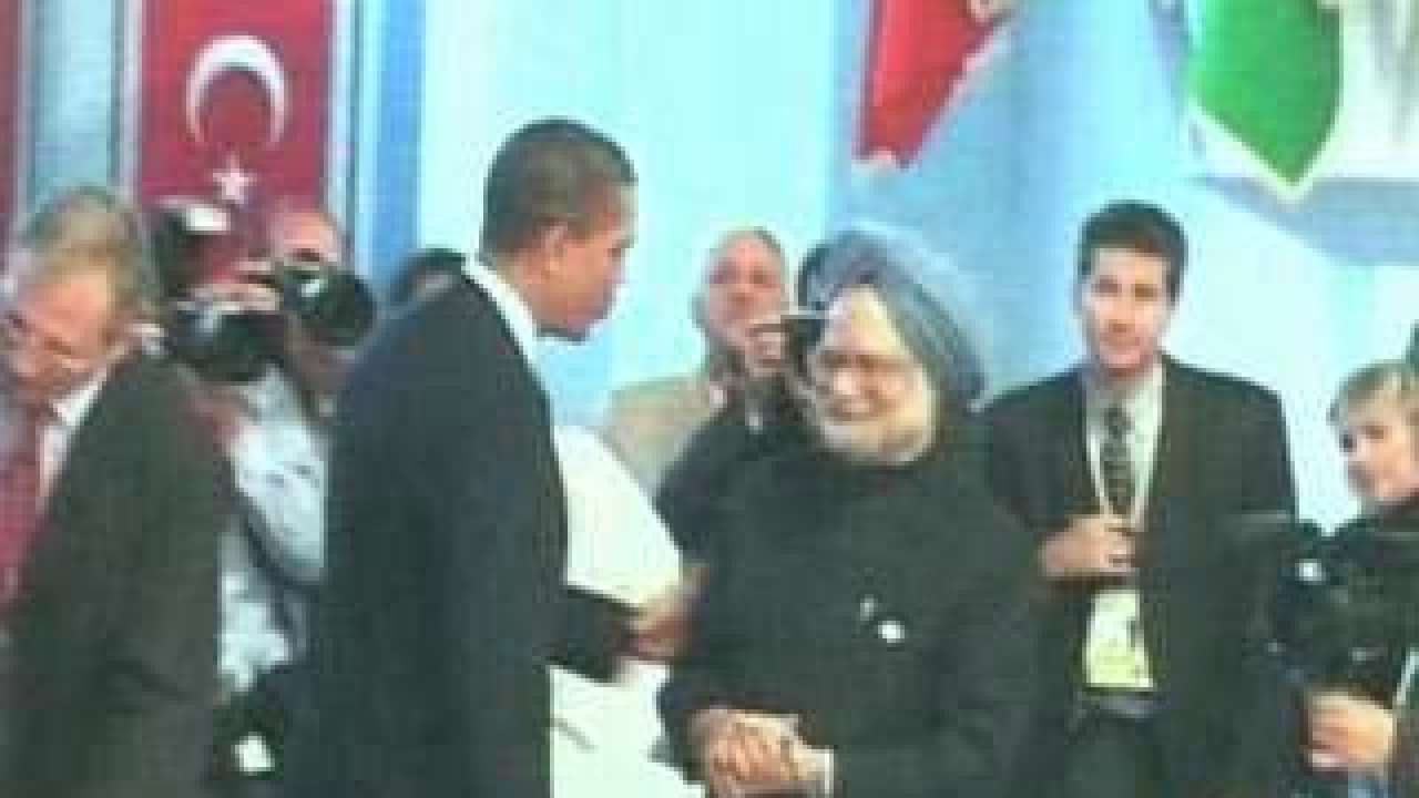 Manmohan meets Obama at G8-G5 summit
