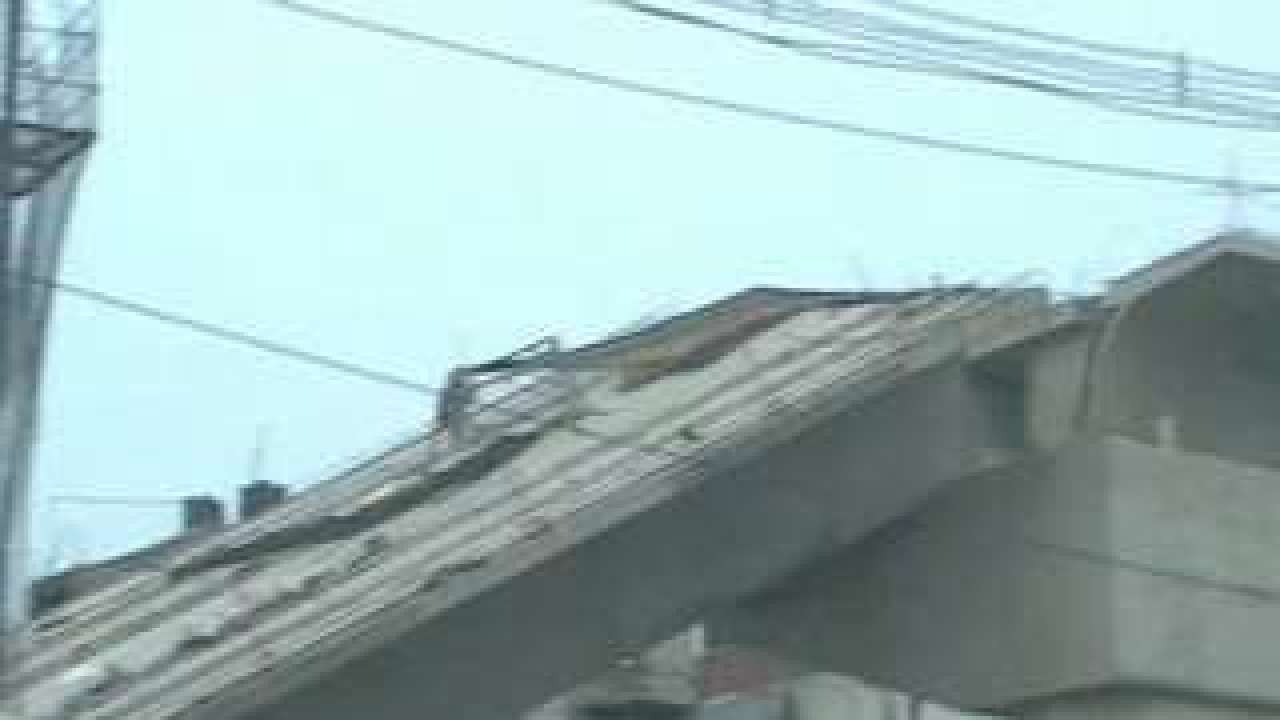 5 killed as metro bridge collapses in Delhi