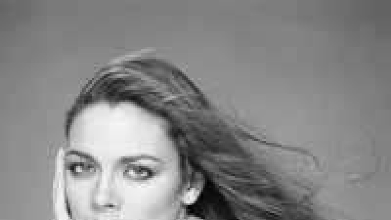 Kim Cattrall strips off to save painting from auction