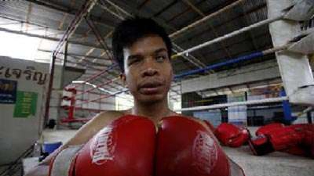 Thai boxing champion fights blindness for glory
