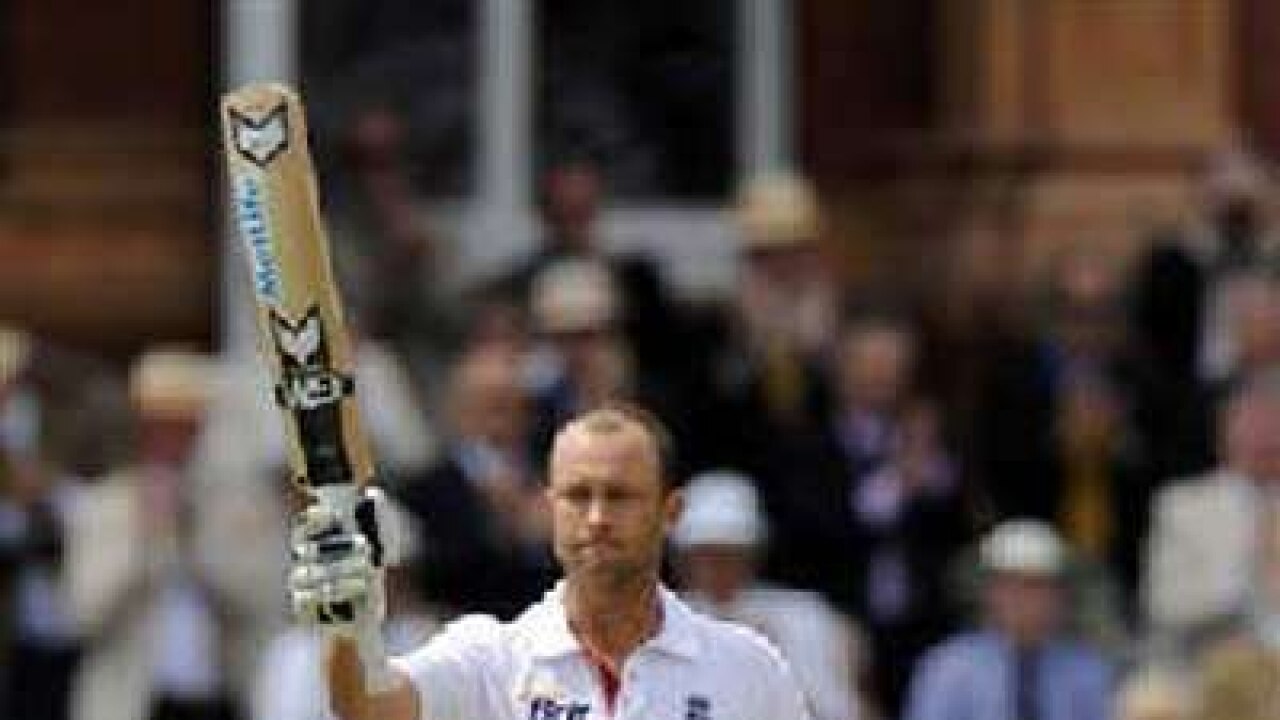 Jonathan Trott reaches double century on Lord's test debut