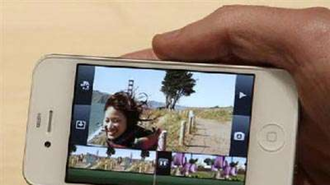 Apple iPhone 4 hits Japan in global debut