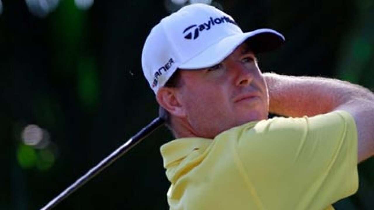 Monster eagle putt gives Robert Garrigus share of Kapalua lead