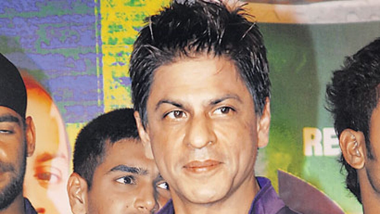 Pampering Shah Rukh Khan at the Zee Cine Awards