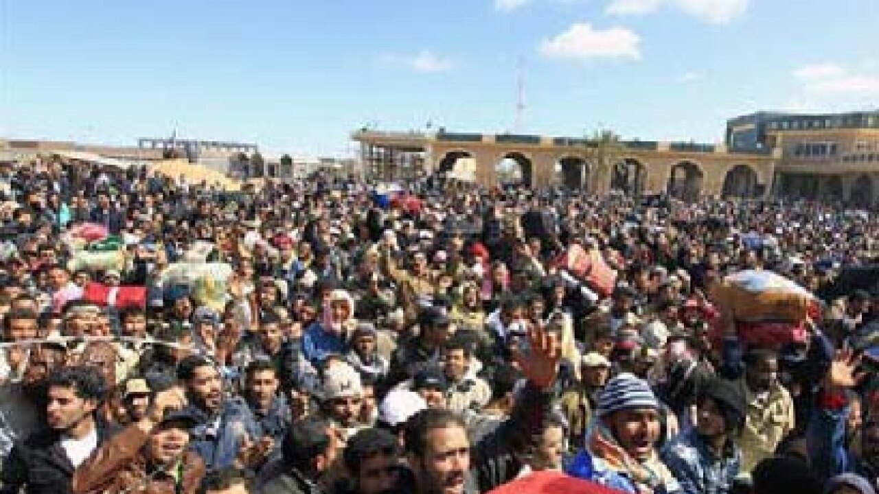Thousands fleeing Libya cause chaos at border